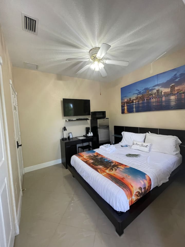 Room #2 W/balcony . Near Florida Keys & Everglades - Homestead, FL