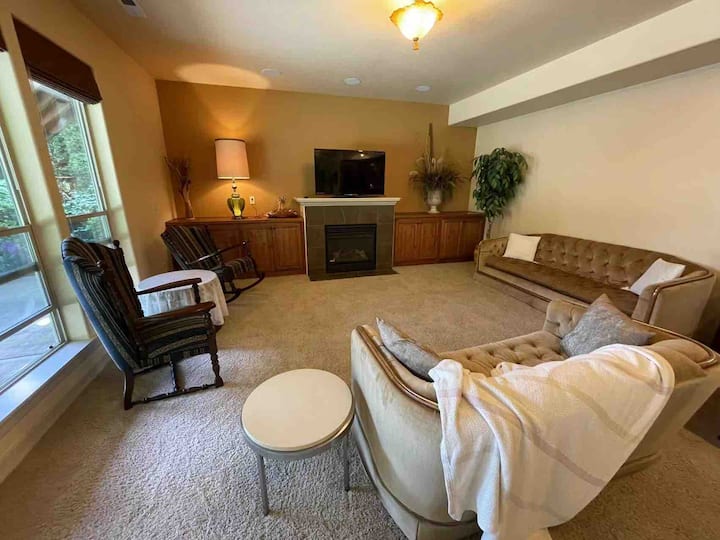 Private Suite (1000 Sqf) With Bath & Kitchenette - Portland, OR