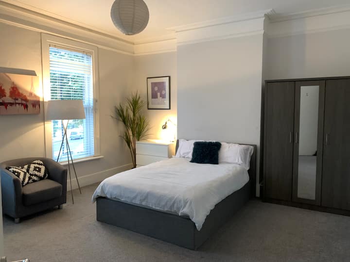 Double Room In Victorian House - Central Location - Beckenham