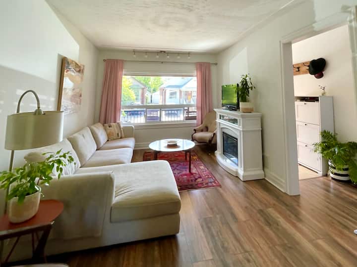 Homewood Charm *Entire House + Garden + Parking* - 해밀턴