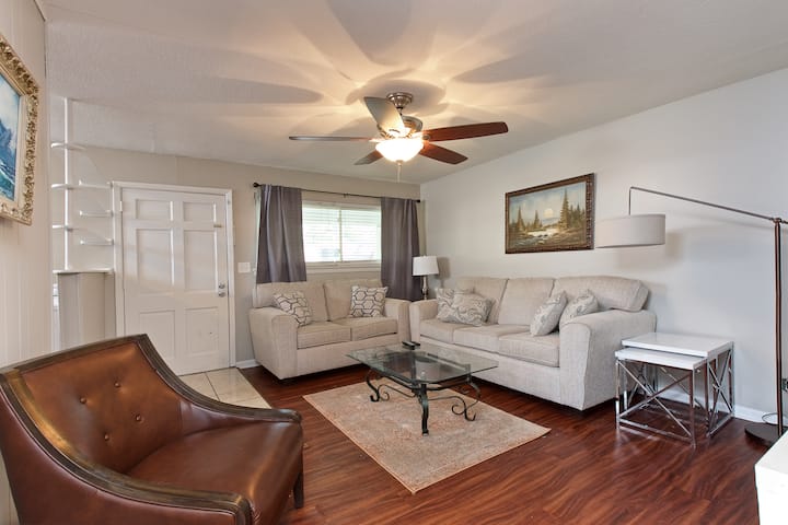 Cosmopaulitan-ms Avenue North Chattanooga - Chattanooga, TN