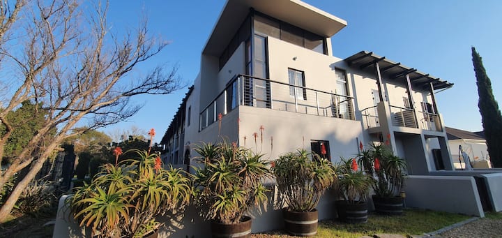 Studio,
Central, Ups Power
 Wifi&lights, Safe Park - Stellenbosch