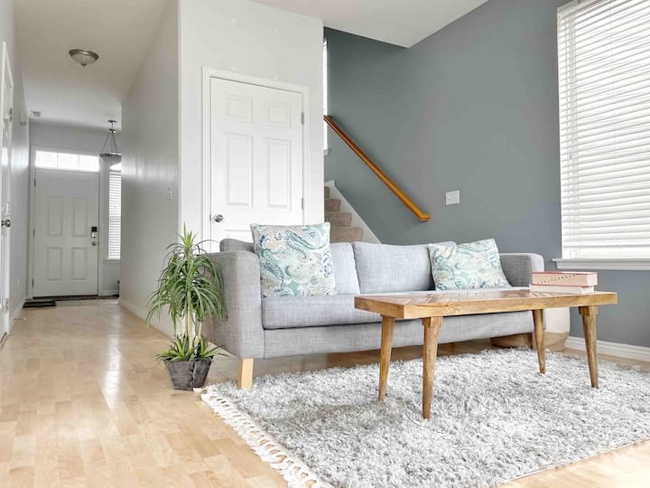 Master Bedroom And Private Bath In Boho Townhome - Logan, UT