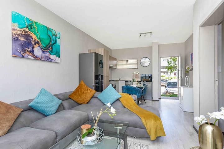 Vibrant 1-bedroom Apartment With Ups, Pool &Garden - Lanseria