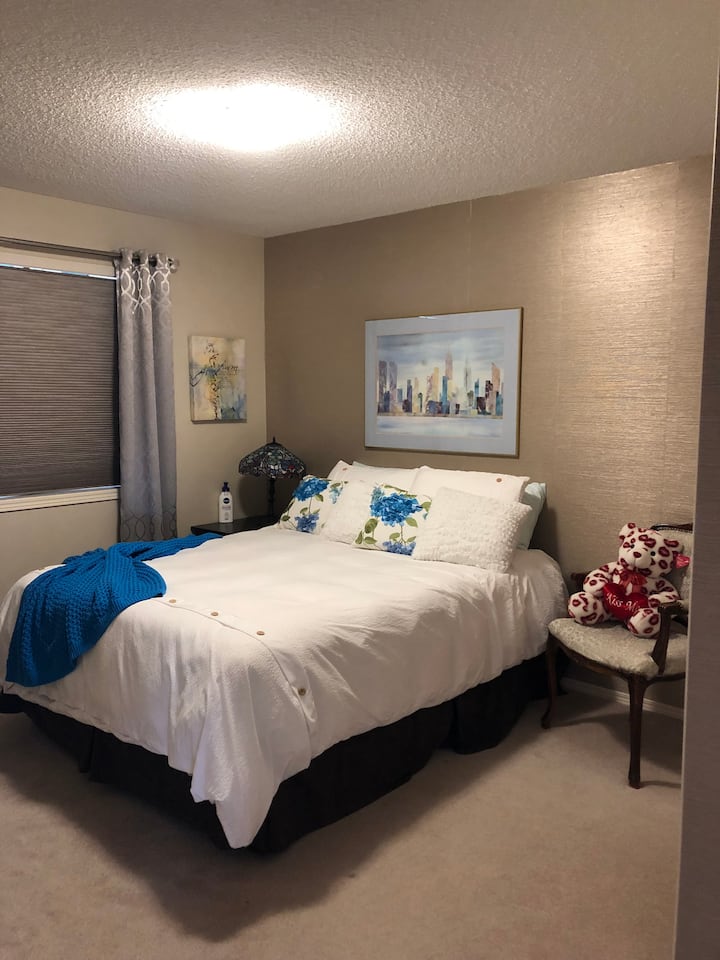 B Okotoks A/c Beautiful Queen Bedroom Drake Lndg - Okotoks
