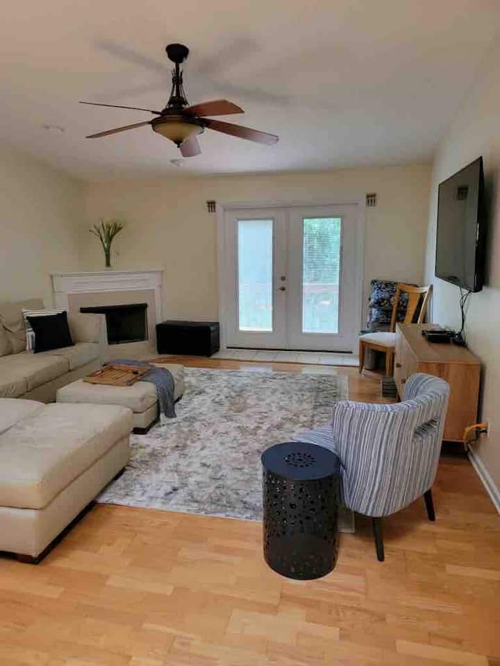Sunny Retreat: Modern Comforts In A Sparkling Home - Tallahassee, FL
