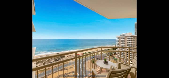 Surfers Paradise Absolute Beachfront Apartment - Gold Coast