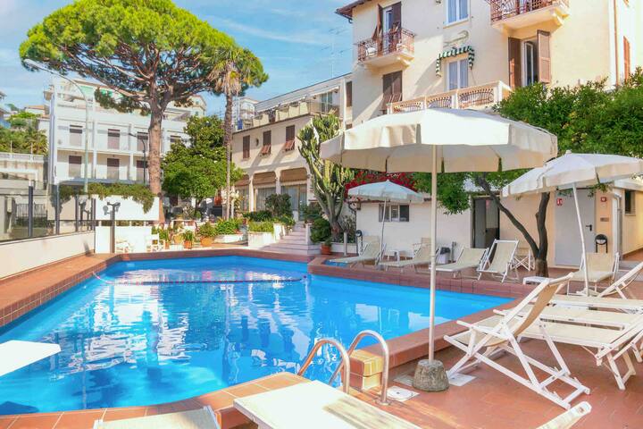 Residence Coccodrillo Bilocale Fronte Piscina - Celle Ligure