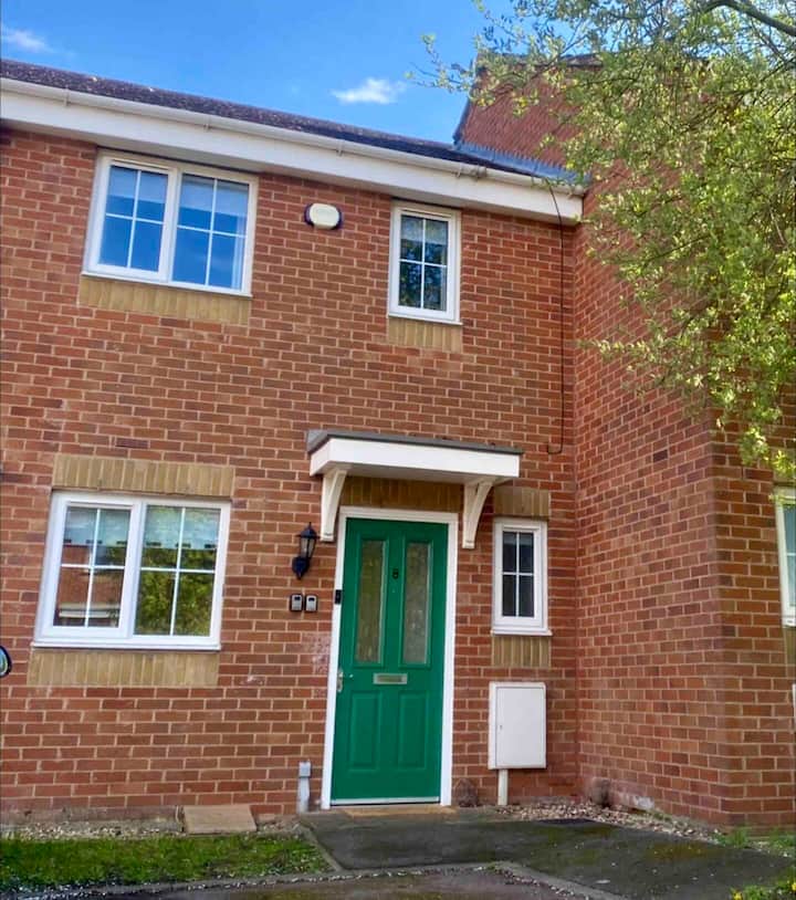 Free Private Parking, Sleeps 5, House And Garden - Northamptonshire