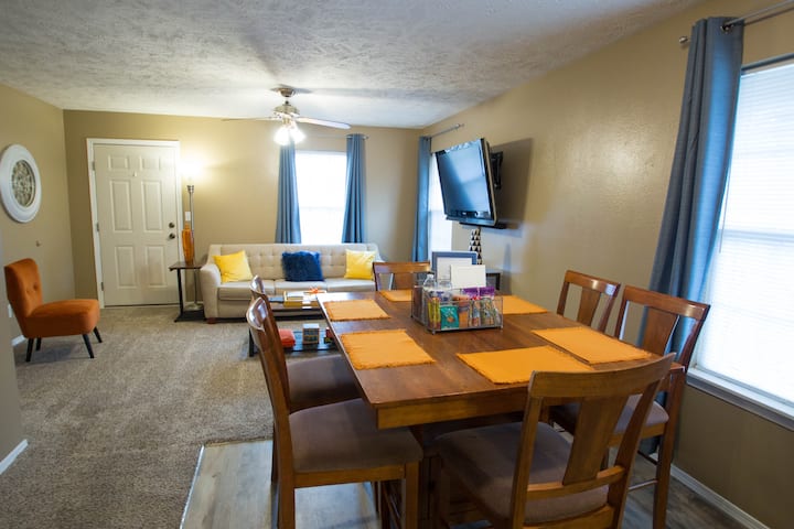Charming 3-bedroom Home Just Of The Ozark Square! - Ozark, MO