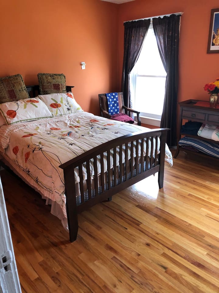 22nd St. Victorian Orange Room - Cheyenne, WY