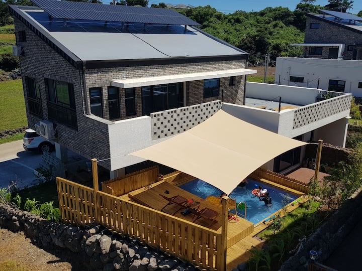 제주도 서쪽 애월 노을이 예쁘고 아늑한 숙소로 오름과 해변이 근접해 있습니다 - Jeju-si