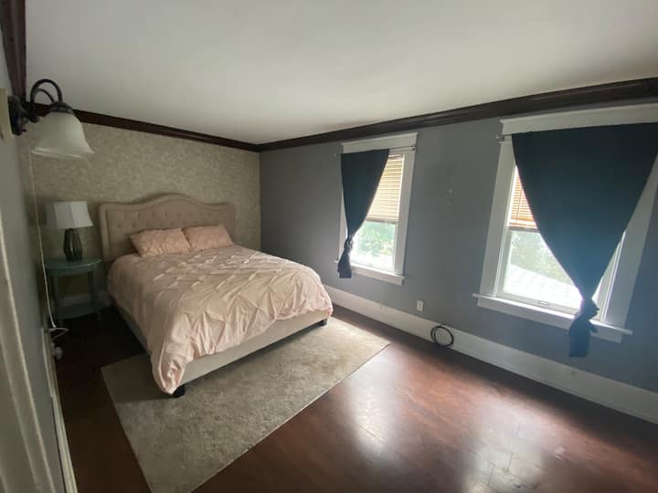 Beautifully Updated 3 Bedroom Home - 伊利