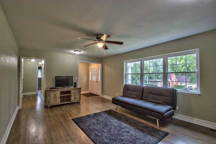 Campus Retreat...in Town Living (Suite A) - Tallahassee, FL