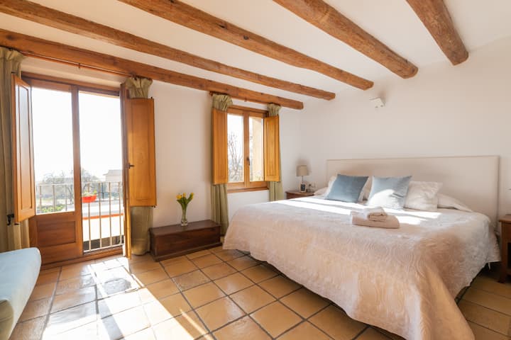 Large 1800-built House In The Heart Of Montserrat - El Bruc