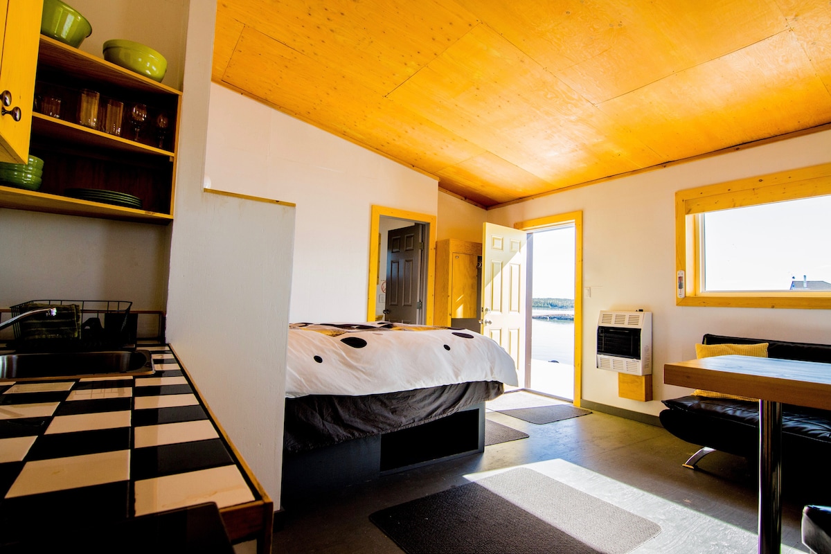 Top 3 Airbnb Houseboats In Yellowknife, Canada | Trip101