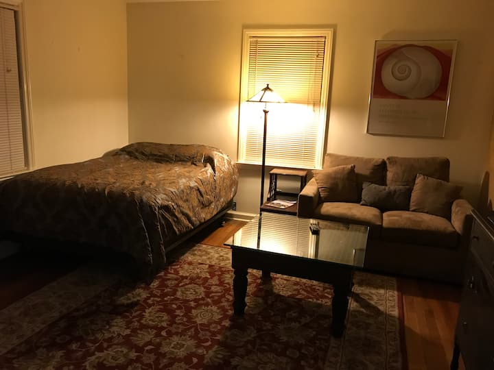 Two Rooms For Groups Of Three Next To Arboretum. - Bedford, NY