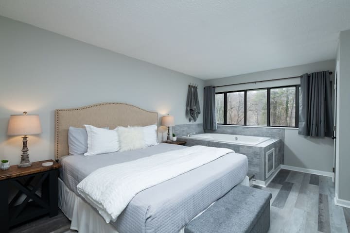 Jacuzzi Condo W/king Bed - Walkable To Downtown - Ripley's Aquarium of the Smokies, Gatlinburg