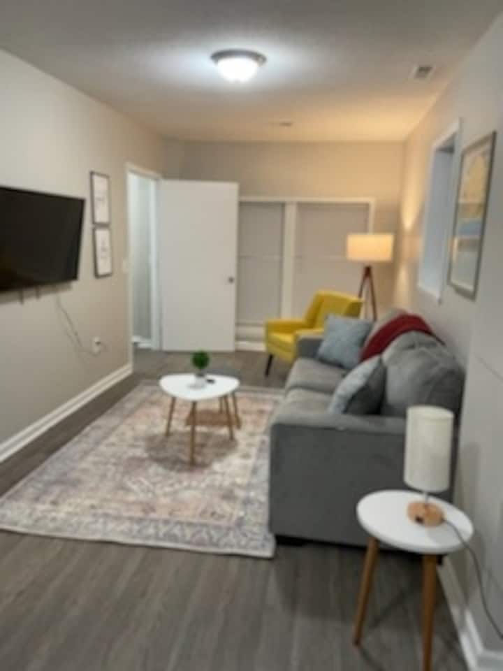 Work-ready 2br Near Downtown Kc | Free Parking - Parkville, MO