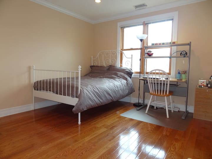Spacious Sun-filled Room Near Longwood - Boston, MA