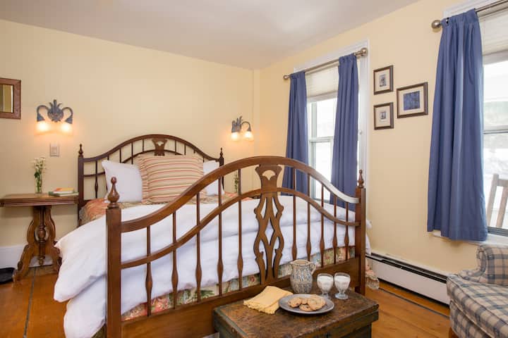 Maya's Room - Golden Stage Inn - Ludlow, VT