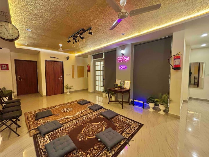 Large Group Wedding Stay In Lucknow - Lucknow