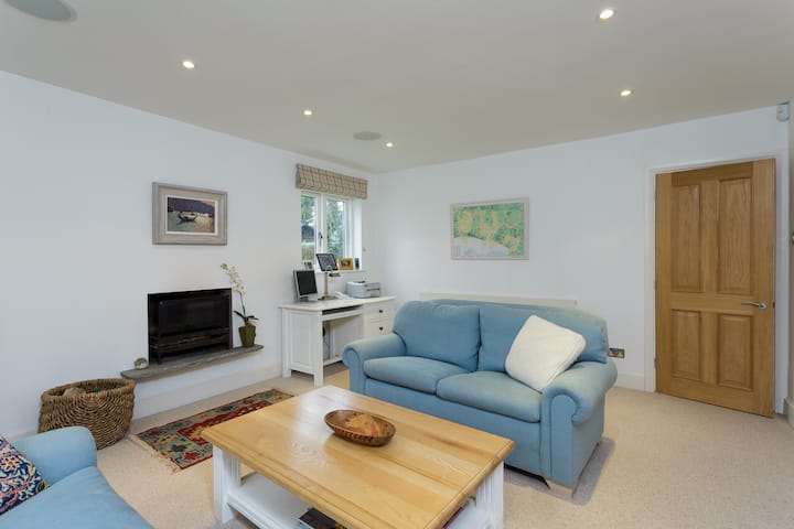 Stylish Family Home With Seasonal Pool And Garden - Emsworth