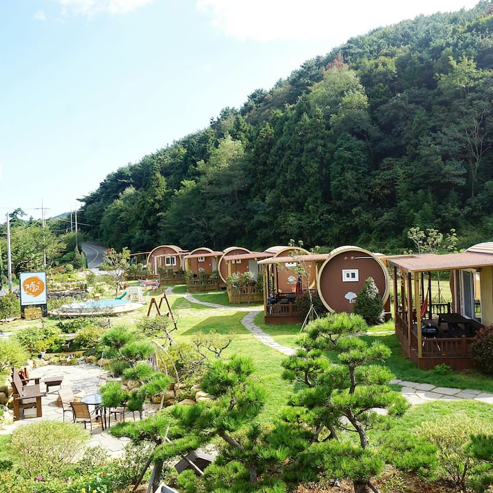 거제도, 아름다운 거제의 산과 바다 하늘을 품은 정들고 펜션 - 거제시