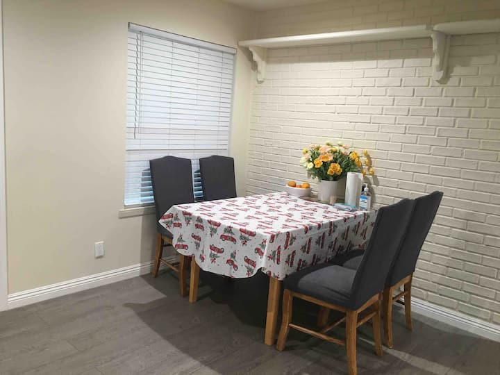 H:可供3入住,大主卧标准双人床房间里独立卫生间/淋浴/大浴缸/电视机超大落地窗步入后院 - Norwalk, CA