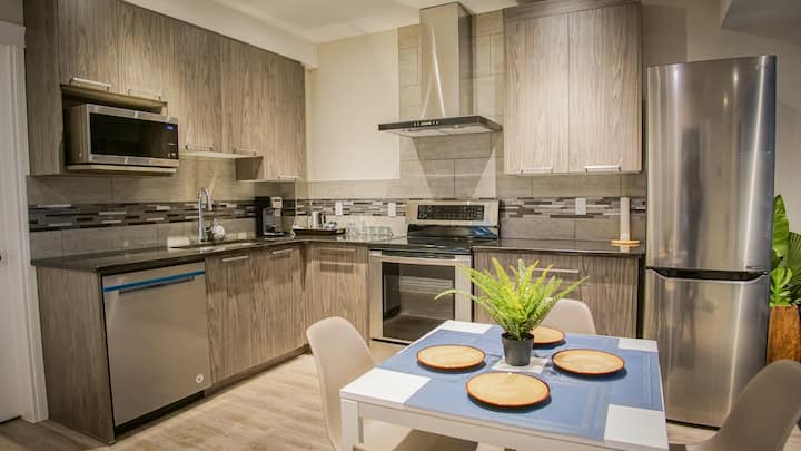 ⭐️⭐️⭐Luxury Modern Legal Suite Near Yyc❤️ King Bdr - Calgary