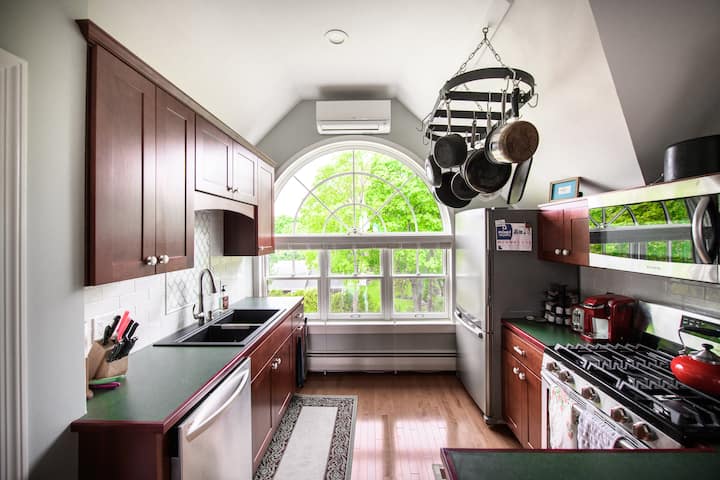 "Pleasant Dreams" 3rd Floor Apartment - Rhode Island