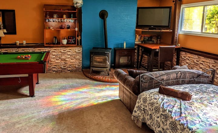 Comfy & Spacious Private Room @ Val-ter's Paradise - Cowichan Bay