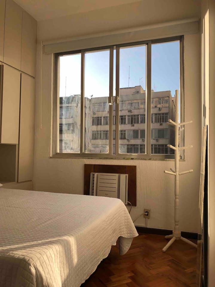 Pequeno Aconchego. Ap Completo. Bairro: Flamengo - Rio de Janeiro