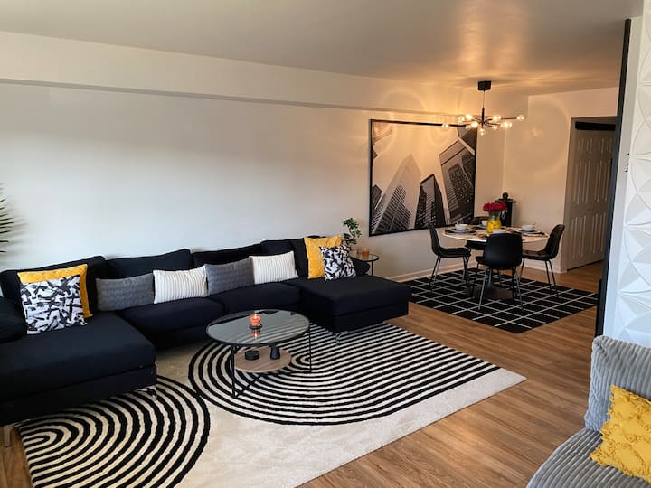 Sleek 2 Bedroom Unit With Parking Plus Car Rental! - Philadelphia, PA