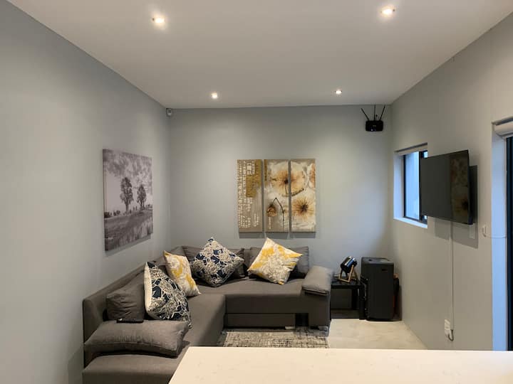 Modern And Spacious Unit With Solar In Sandton - Sandton