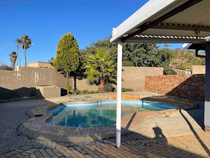Home In Suideoord, Jhb South - Johannesburg South