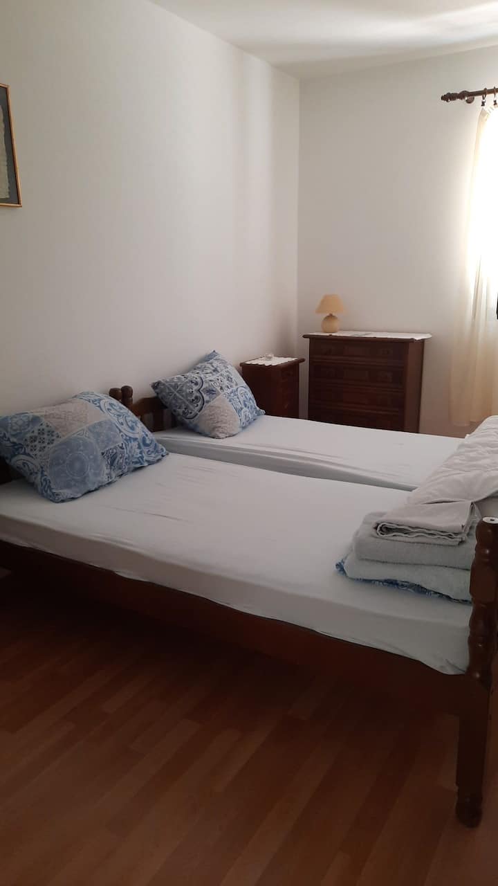 Prostran Apartman Za Cijelu Obitelj, Mogućnost Roštiljanja, Dvije Velike Terase, Dvorište S Maslinikom, Pogodno Za Dječju Igru. - Trogir