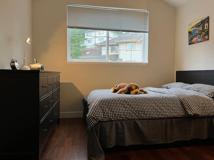 Beautiful Hw Flooring Room With Ensuite Bathroom - Coquitlam