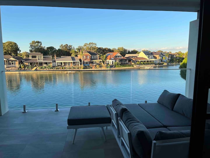 Luxury On The Lake - Long Term Welcome - Port Adelaide
