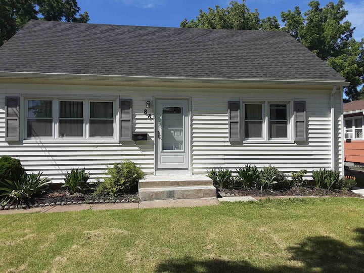 1 Bedroom Vacation Home. Free Parking. Airport 3mi - Greece, NY