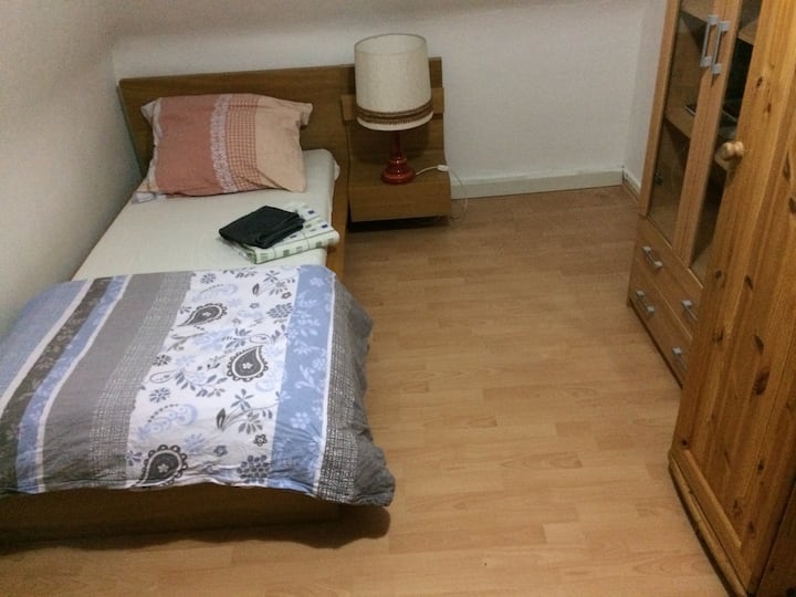 12m Altbau Room, Steps From Metro, Central - シュトゥットガルト