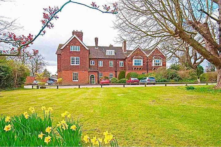 A Luxury, Period, Small Space. Flexible Rentals. - Redhill