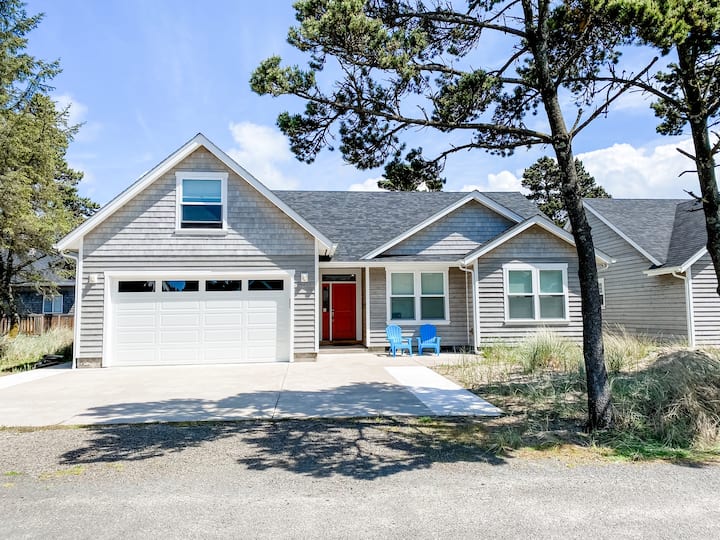 Sandpiper Escape: Two Blocks From The Beach! - Pacific City, OR