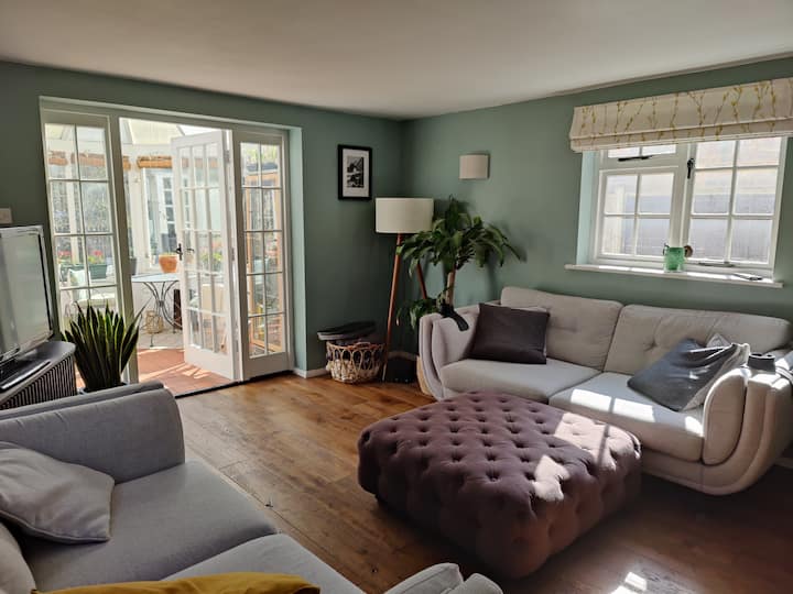 Charming Period House By The River - Watford