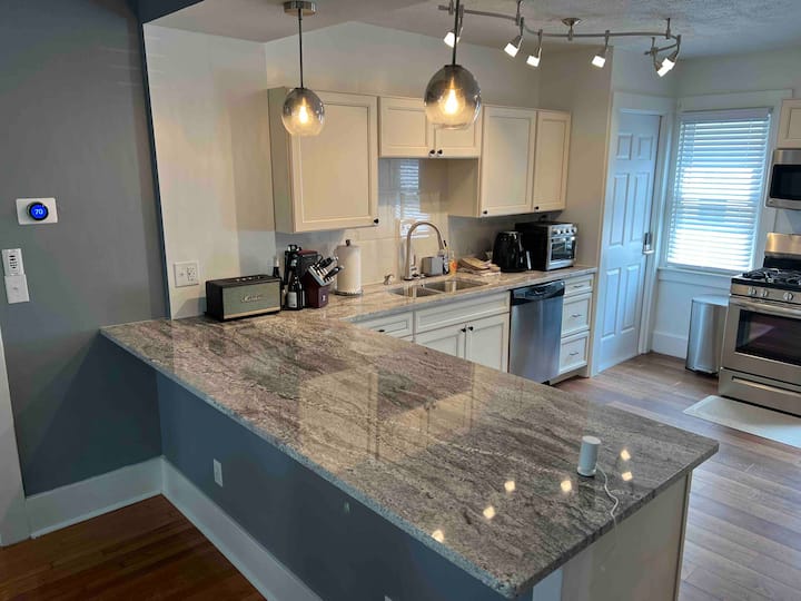 5 Bed 2 Bath Near Syracuse University & Downtown - Syracuse, NY