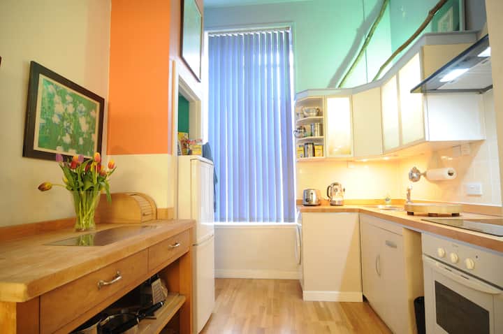 Large Sunny Room On Royal Mile - Leith