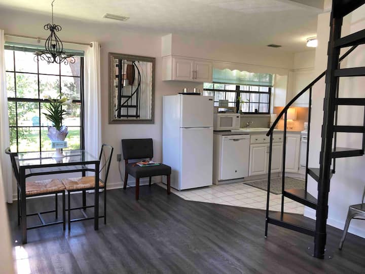 River Bluff Cottage! Suite Cottage With Loft - Jacksonville, FL