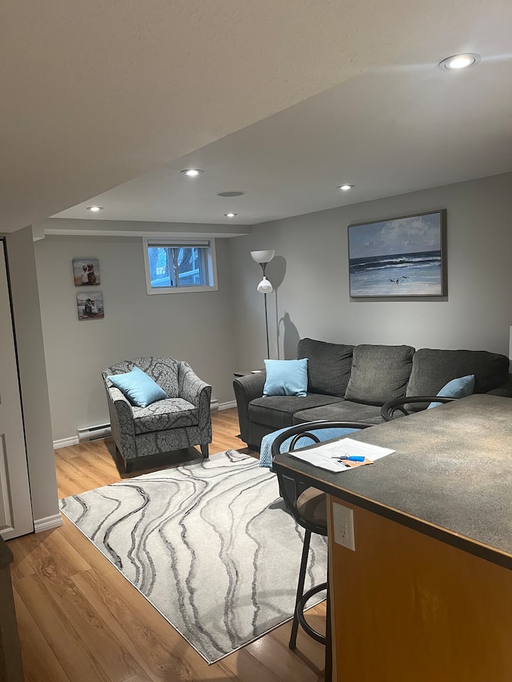 Cozy Suite Near Hospital. Fully Licensed. - 펜팅톤