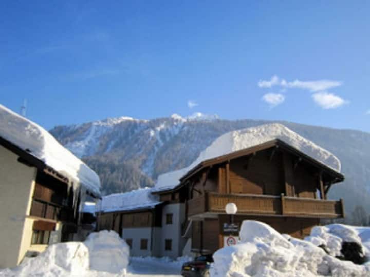 Grand Montets Apt. Sleeps 8, Parking, Wi-fi - Argentière