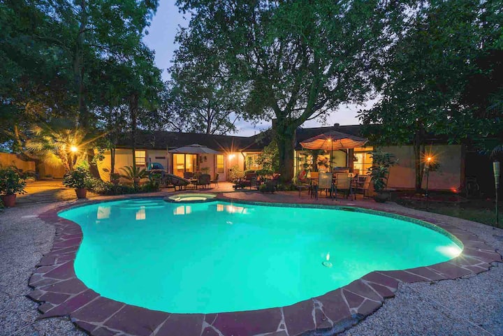 Beautiful Cozy House Wheated Saltwater Pool & Spa! - Stafford, TX